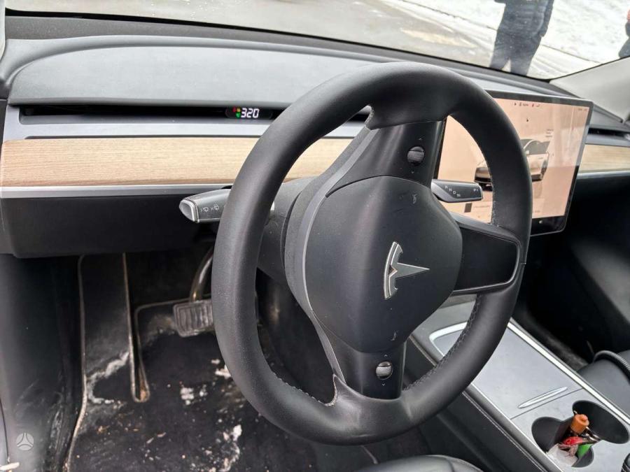 White Tesla Model Y 2022 in Vilnius, with an engine capacity of 0.00 L and mileage of 71 thousand km for 24684 €, photo 6 on AUTOMOTO.COM.LV