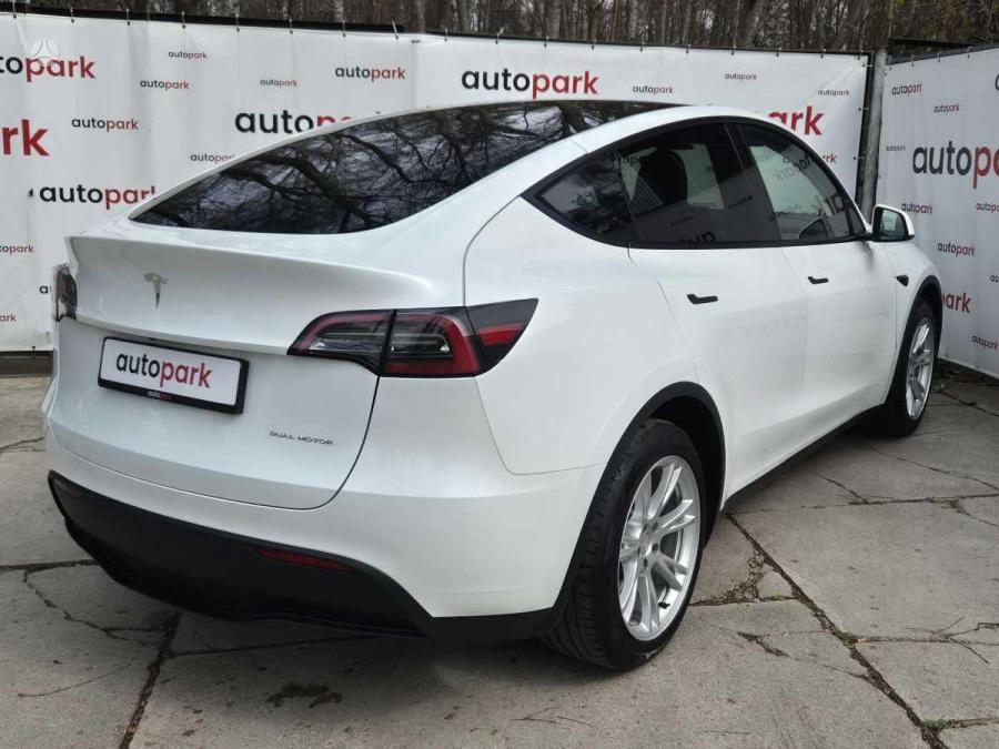 White Tesla Model Y 2022 in Vilnius, with an engine capacity of 0.00 L and mileage of 33 thousand km for 34900 €, photo 4 on AUTOMOTO.COM.LV