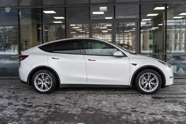 White Tesla Model Y 2022 in Vilnius, with an engine capacity of 0.00 L and mileage of 160 thousand km for 29500 €, photo 3 on AUTOMOTO.COM.LV