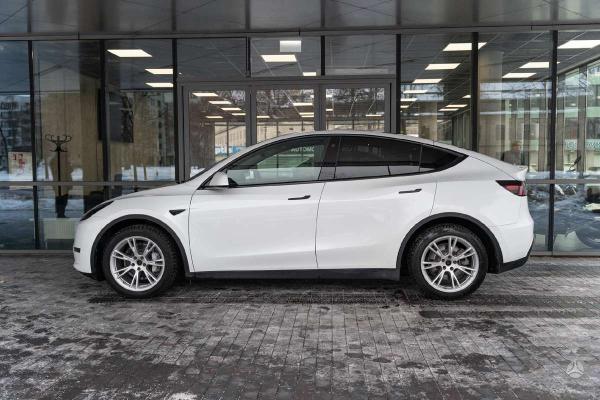 White Tesla Model Y 2022 in Vilnius, with an engine capacity of 0.00 L and mileage of 160 thousand km for 29500 €, photo 4 on AUTOMOTO.COM.LV