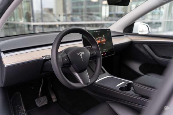 White Tesla Model Y 2022 in Vilnius, with an engine capacity of 0.00 L and mileage of 160 thousand km for 29500 €, photo 8 on AUTOMOTO.COM.LV