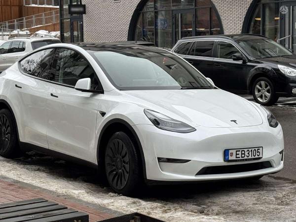 White Tesla Model Y 2022 in Vilnius, with an engine capacity of 0.00 L and mileage of 53 thousand km for 29500 €, photo 1 on AUTOMOTO.COM.LV
