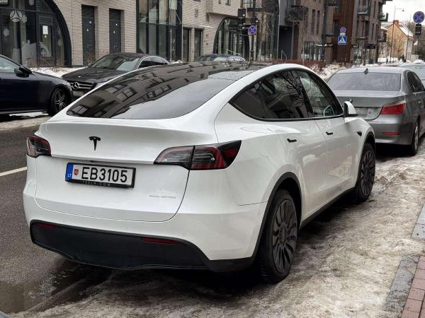 White Tesla Model Y 2022 in Vilnius, with an engine capacity of 0.00 L and mileage of 53 thousand km for 29500 €, photo 4 on AUTOMOTO.COM.LV