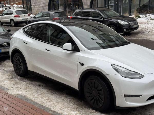 White Tesla Model Y 2022 in Vilnius, with an engine capacity of 0.00 L and mileage of 53 thousand km for 29500 €, photo 9 on AUTOMOTO.COM.LV