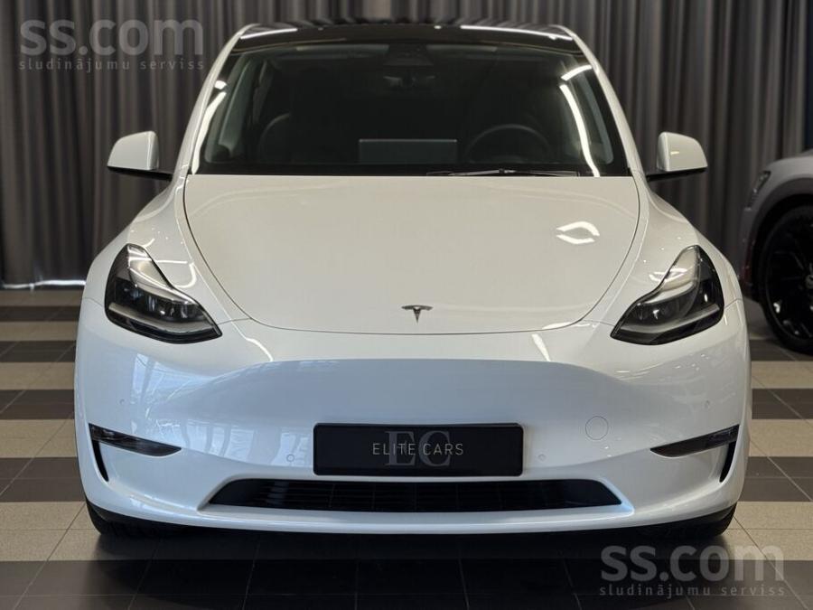 White Tesla Model Y 2022 in Riga, with an engine capacity of 0.00 L and mileage of 105 thousand km for 32990 €, photo 3 on AUTOMOTO.COM.LV