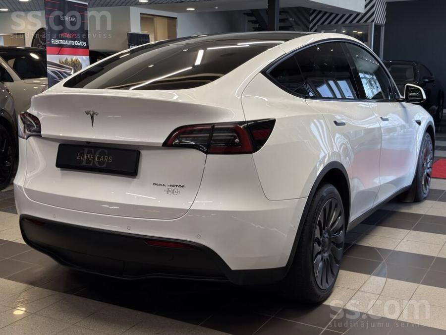White Tesla Model Y 2022 in Riga, with an engine capacity of 0.00 L and mileage of 105 thousand km for 32990 €, photo 5 on AUTOMOTO.COM.LV