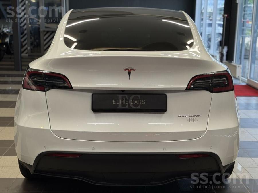 White Tesla Model Y 2022 in Riga, with an engine capacity of 0.00 L and mileage of 105 thousand km for 32990 €, photo 6 on AUTOMOTO.COM.LV
