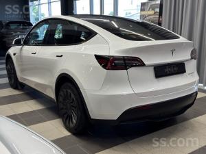 White Tesla Model Y 2022 in Riga, with an engine capacity of 0.00 L and mileage of 105 thousand km for 32990 €, photo 7 on AUTOMOTO.COM.LV