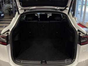 White Tesla Model Y 2022 in Riga, with an engine capacity of 0.00 L and mileage of 105 thousand km for 32990 €, photo 8 on AUTOMOTO.COM.LV