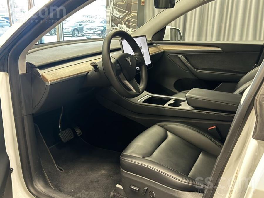 White Tesla Model Y 2022 in Riga, with an engine capacity of 0.00 L and mileage of 105 thousand km for 32990 €, photo 14 on AUTOMOTO.COM.LV