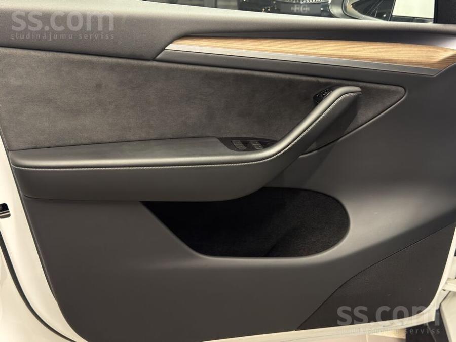 White Tesla Model Y 2022 in Riga, with an engine capacity of 0.00 L and mileage of 105 thousand km for 32990 €, photo 16 on AUTOMOTO.COM.LV