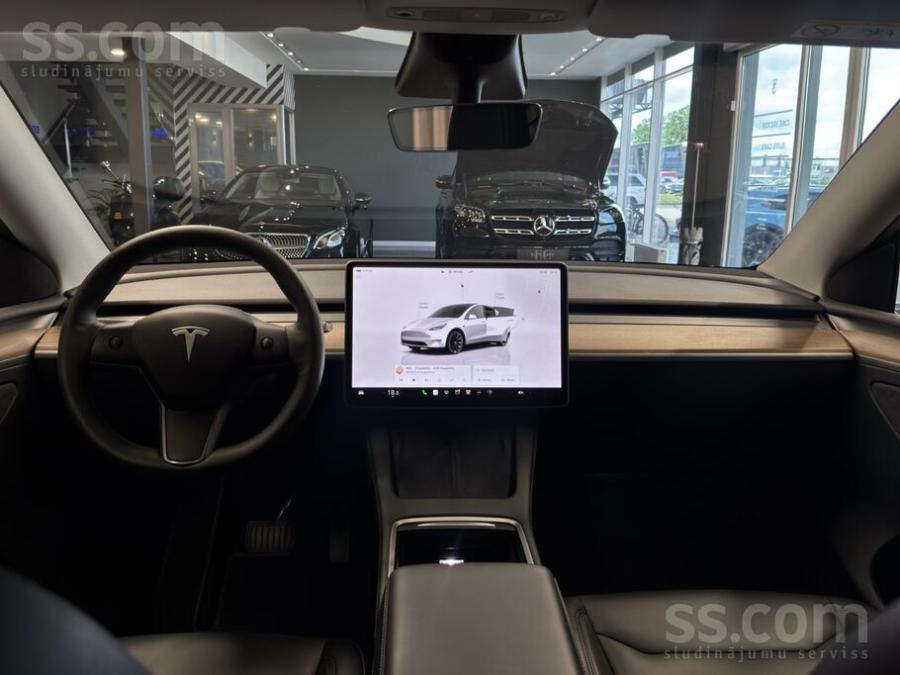 White Tesla Model Y 2022 in Riga, with an engine capacity of 0.00 L and mileage of 105 thousand km for 32990 €, photo 19 on AUTOMOTO.COM.LV