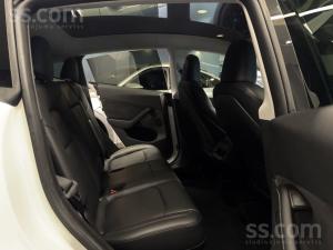 White Tesla Model Y 2022 in Riga, with an engine capacity of 0.00 L and mileage of 105 thousand km for 32990 €, photo 27 on AUTOMOTO.COM.LV
