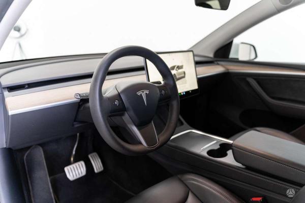 Белый Тесла Модель Y 2022 в Вильнюс, объемом двигателя 0.00 л и пробегом 50 тыс. км за 36900 €, фото 8 на AUTOMOTO.COM.LV