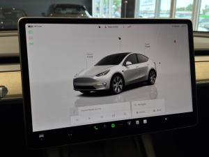 Balts Tesla Model Y 2022 Rīga, ar dzinēja tilpumu 0.00 L un nobraukumu 105 tūkst. km par 32990 €, foto 8 vietnē AUTOMOTO.COM.LV