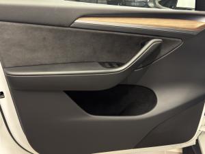 Balts Tesla Model Y 2022 Rīga, ar dzinēja tilpumu 0.00 L un nobraukumu 105 tūkst. km par 32990 €, foto 15 vietnē AUTOMOTO.COM.LV