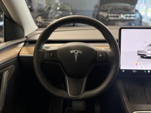 Balts Tesla Model Y 2022 Rīga, ar dzinēja tilpumu 0.00 L un nobraukumu 105 tūkst. km par 32990 €, foto 19 vietnē AUTOMOTO.COM.LV