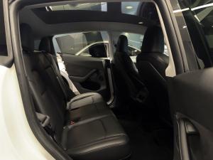 Balts Tesla Model Y 2022 Rīga, ar dzinēja tilpumu 0.00 L un nobraukumu 105 tūkst. km par 32990 €, foto 26 vietnē AUTOMOTO.COM.LV