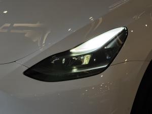 Balts Tesla Model Y 2022 Rīga, ar dzinēja tilpumu 0.00 L un nobraukumu 105 tūkst. km par 32990 €, foto 28 vietnē AUTOMOTO.COM.LV