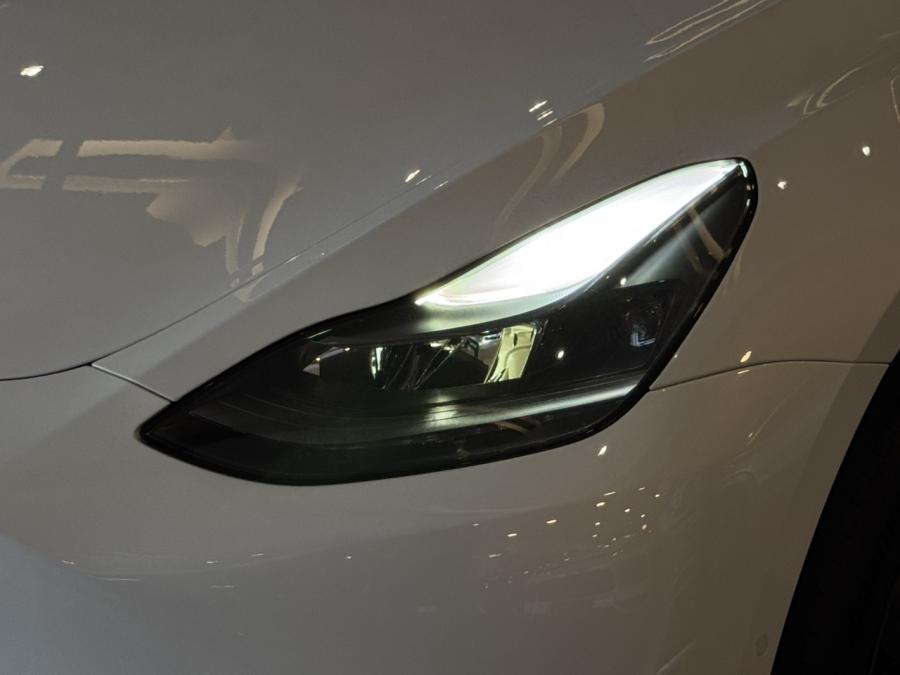 Balts Tesla Model Y 2022 Rīga, ar dzinēja tilpumu 0.00 L un nobraukumu 105 tūkst. km par 32990 €, foto 28 vietnē AUTOMOTO.COM.LV