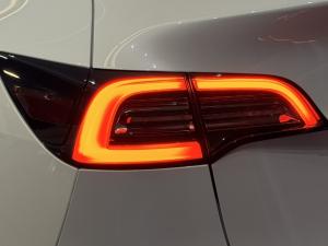 Balts Tesla Model Y 2022 Rīga, ar dzinēja tilpumu 0.00 L un nobraukumu 105 tūkst. km par 32990 €, foto 29 vietnē AUTOMOTO.COM.LV
