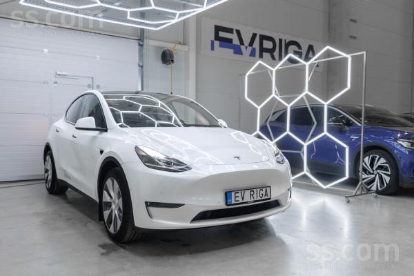 Белый Тесла Модель Y 2022 в Рига, объемом двигателя 0.00 л и пробегом 112 тыс. км за 32740 €, фото 1 на AUTOMOTO.COM.LV