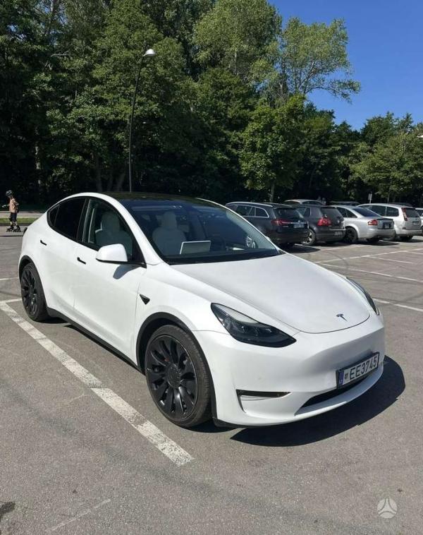 White Tesla Model Y 2022 in Vilnius, with an engine capacity of 0.00 L and mileage of 114 thousand km for 33880 €, photo 2 on AUTOMOTO.COM.LV