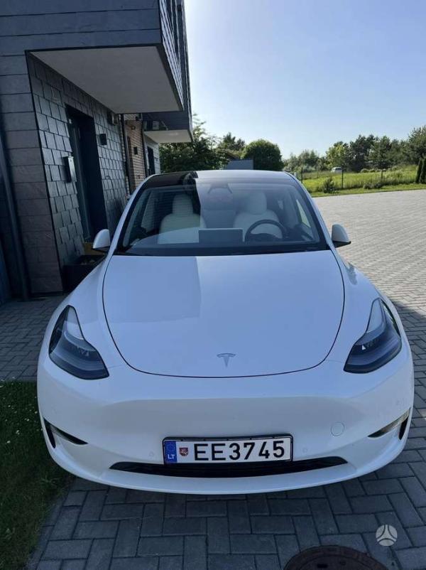 White Tesla Model Y 2022 in Vilnius, with an engine capacity of 0.00 L and mileage of 114 thousand km for 33880 €, photo 5 on AUTOMOTO.COM.LV