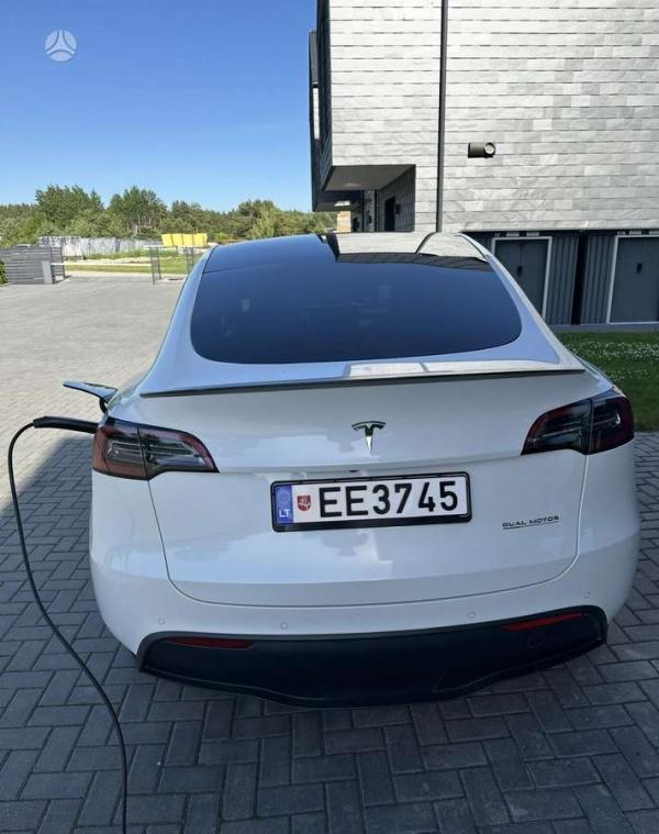 White Tesla Model Y 2022 in Vilnius, with an engine capacity of 0.00 L and mileage of 114 thousand km for 33880 €, photo 6 on AUTOMOTO.COM.LV