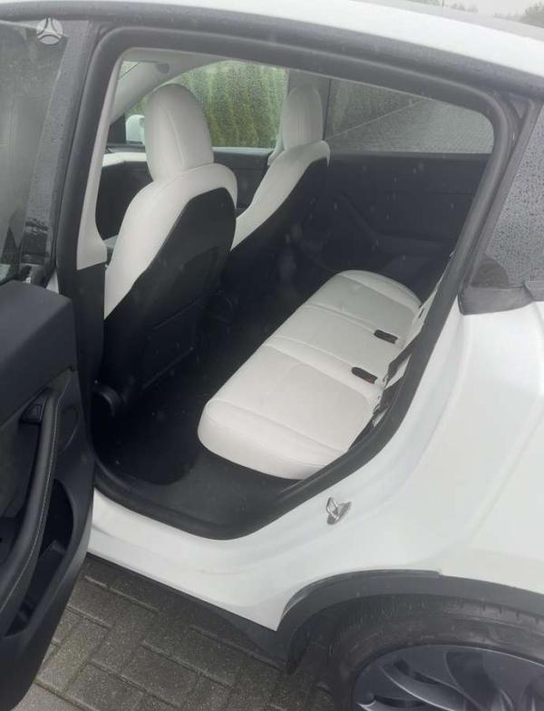 White Tesla Model Y 2022 in Vilnius, with an engine capacity of 0.00 L and mileage of 114 thousand km for 33880 €, photo 8 on AUTOMOTO.COM.LV