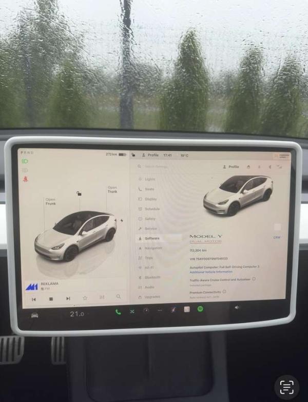 White Tesla Model Y 2022 in Vilnius, with an engine capacity of 0.00 L and mileage of 114 thousand km for 33880 €, photo 10 on AUTOMOTO.COM.LV