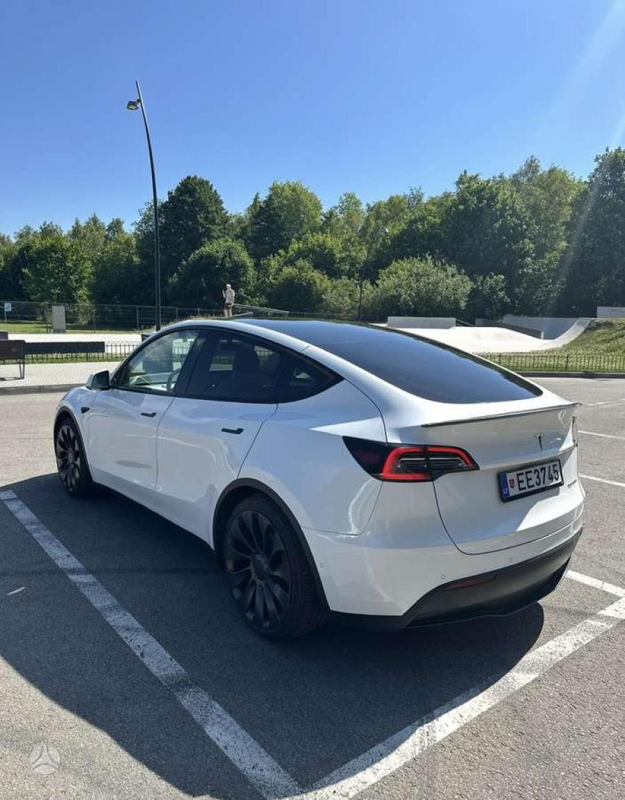 White Tesla Model Y 2022 in Vilnius, with an engine capacity of 0.00 L and mileage of 114 thousand km for 33880 €, photo 5 on AUTOMOTO.COM.LV