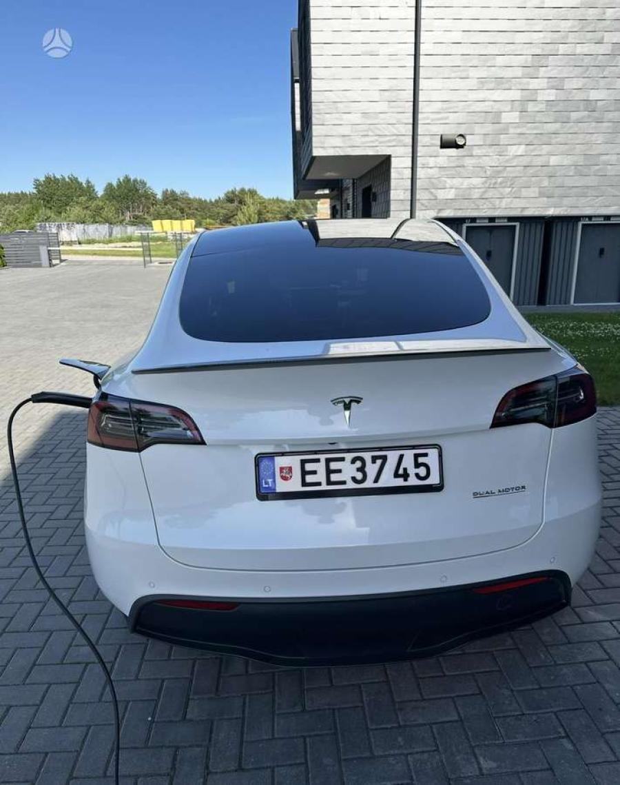 White Tesla Model Y 2022 in Vilnius, with an engine capacity of 0.00 L and mileage of 114 thousand km for 33880 €, photo 7 on AUTOMOTO.COM.LV