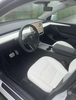 White Tesla Model Y 2022 in Vilnius, with an engine capacity of 0.00 L and mileage of 114 thousand km for 33880 €, photo 8 on AUTOMOTO.COM.LV
