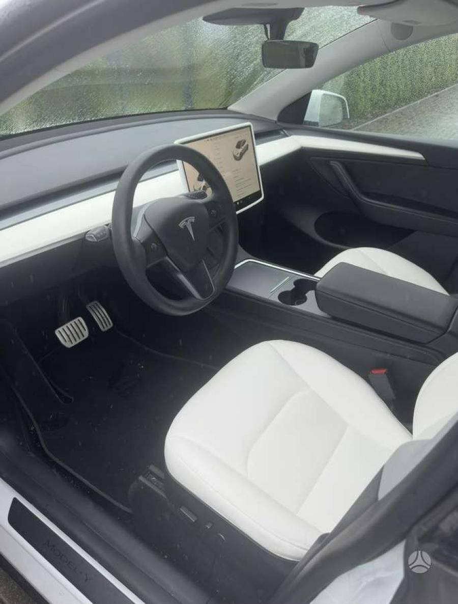 White Tesla Model Y 2022 in Vilnius, with an engine capacity of 0.00 L and mileage of 114 thousand km for 33880 €, photo 8 on AUTOMOTO.COM.LV