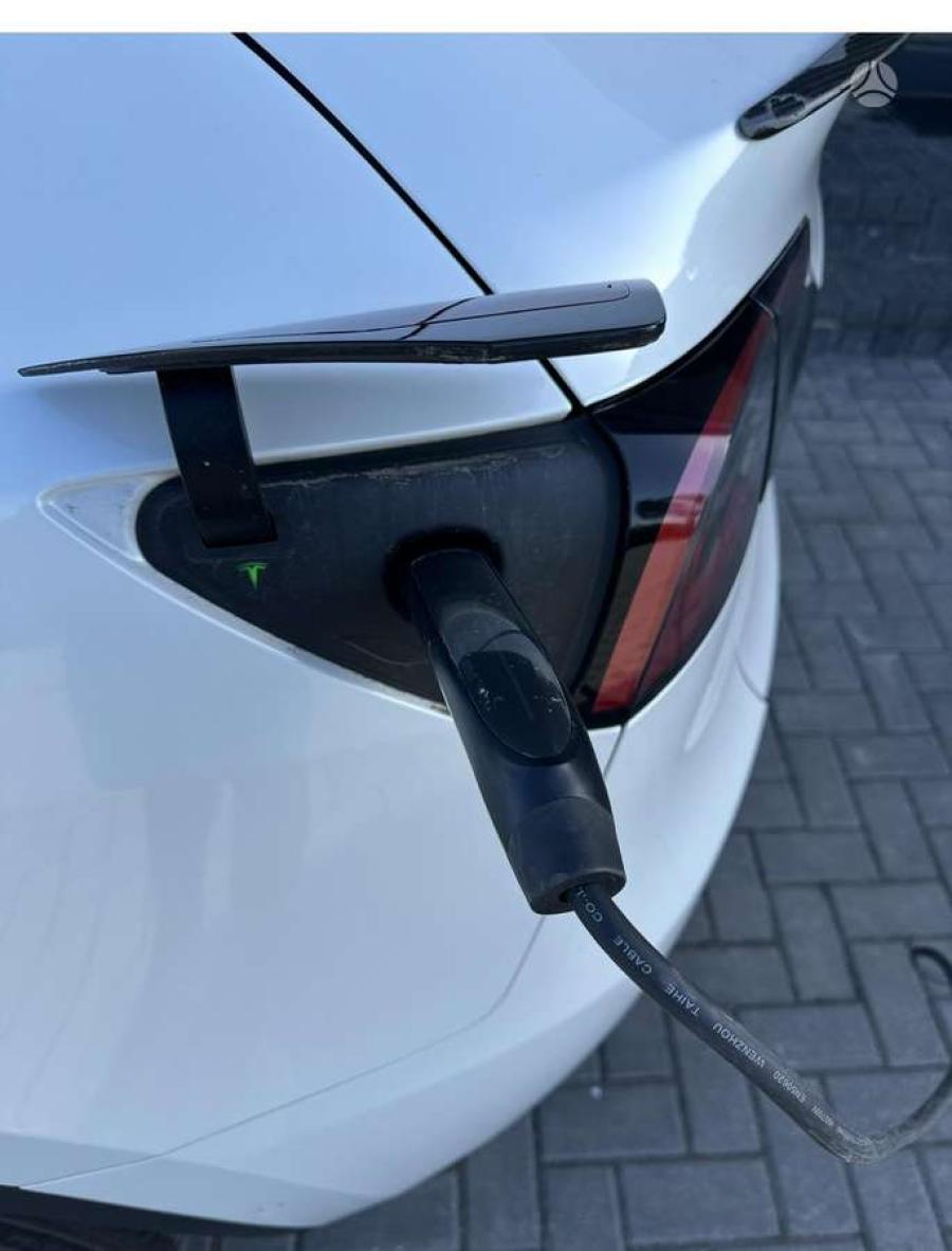 White Tesla Model Y 2022 in Vilnius, with an engine capacity of 0.00 L and mileage of 114 thousand km for 33880 €, photo 10 on AUTOMOTO.COM.LV