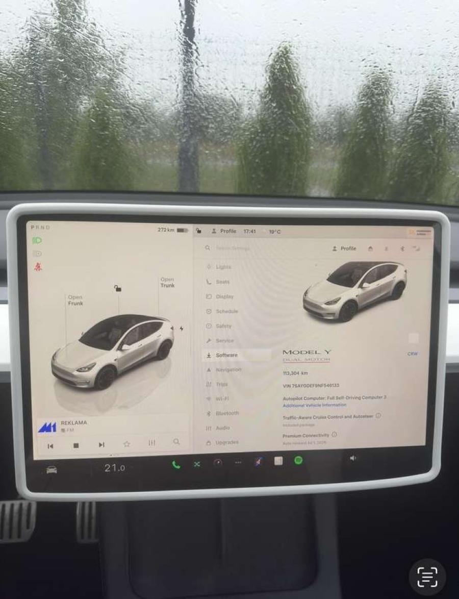 White Tesla Model Y 2022 in Vilnius, with an engine capacity of 0.00 L and mileage of 114 thousand km for 33880 €, photo 11 on AUTOMOTO.COM.LV