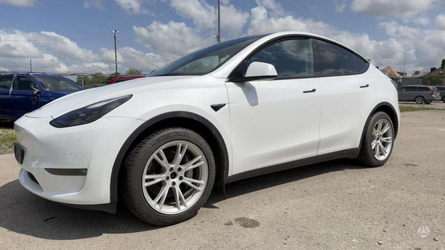 White Tesla Model Y 2022 in Siauliai, with an engine capacity of 0.00 L and mileage of 97 thousand km for 25350 €, photo 1 on AUTOMOTO.COM.LV