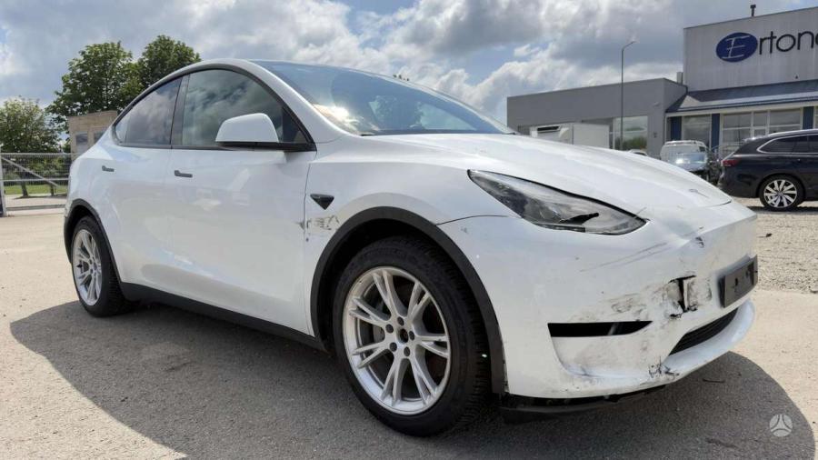 White Tesla Model Y 2022 in Siauliai, with an engine capacity of 0.00 L and mileage of 97 thousand km for 25350 €, photo 4 on AUTOMOTO.COM.LV