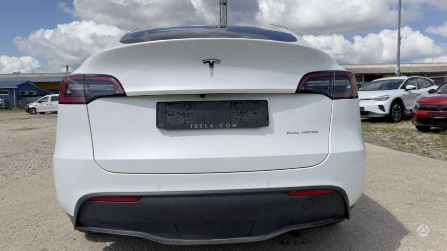 White Tesla Model Y 2022 in Siauliai, with an engine capacity of 0.00 L and mileage of 97 thousand km for 25350 €, photo 6 on AUTOMOTO.COM.LV