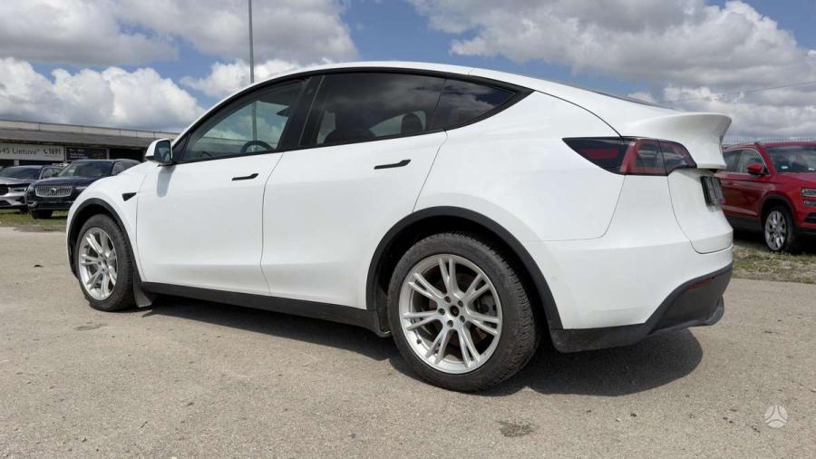 White Tesla Model Y 2022 in Siauliai, with an engine capacity of 0.00 L and mileage of 97 thousand km for 25350 €, photo 7 on AUTOMOTO.COM.LV