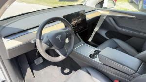 White Tesla Model Y 2022 in Siauliai, with an engine capacity of 0.00 L and mileage of 97 thousand km for 25350 €, photo 9 on AUTOMOTO.COM.LV