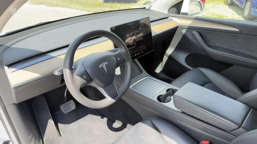 White Tesla Model Y 2022 in Siauliai, with an engine capacity of 0.00 L and mileage of 97 thousand km for 25350 €, photo 9 on AUTOMOTO.COM.LV