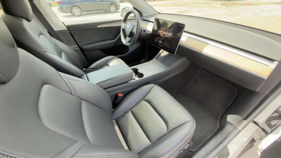 White Tesla Model Y 2022 in Siauliai, with an engine capacity of 0.00 L and mileage of 97 thousand km for 25350 €, photo 17 on AUTOMOTO.COM.LV