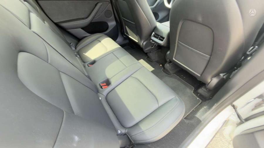 White Tesla Model Y 2022 in Siauliai, with an engine capacity of 0.00 L and mileage of 97 thousand km for 25350 €, photo 18 on AUTOMOTO.COM.LV