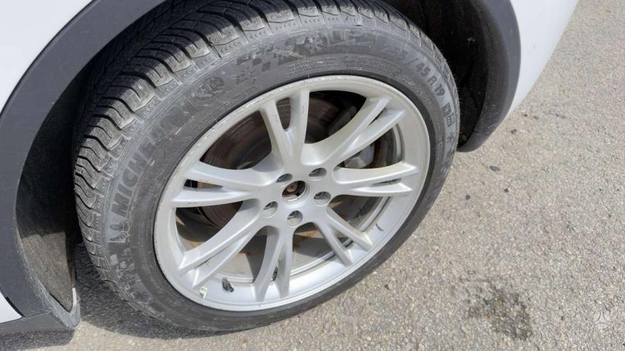 White Tesla Model Y 2022 in Siauliai, with an engine capacity of 0.00 L and mileage of 97 thousand km for 25350 €, photo 24 on AUTOMOTO.COM.LV