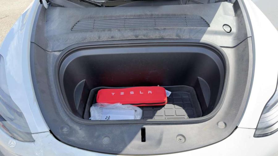 White Tesla Model Y 2022 in Siauliai, with an engine capacity of 0.00 L and mileage of 97 thousand km for 25350 €, photo 25 on AUTOMOTO.COM.LV
