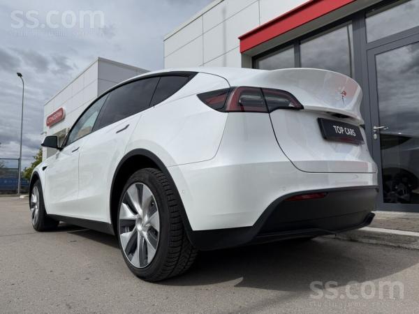 White Tesla Model Y 2022 in Riga, with an engine capacity of 0.00 L and mileage of 114 thousand km for 32300 €, photo 3 on AUTOMOTO.COM.LV