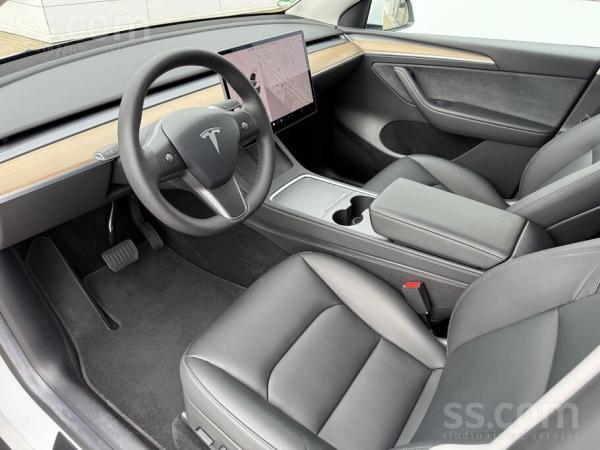 White Tesla Model Y 2022 in Riga, with an engine capacity of 0.00 L and mileage of 114 thousand km for 32300 €, photo 5 on AUTOMOTO.COM.LV