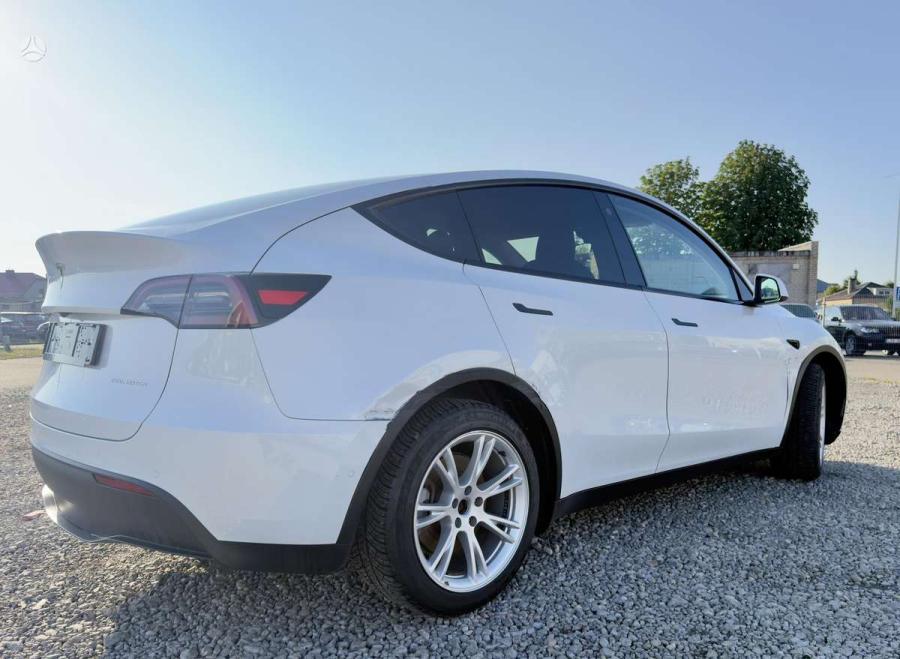 White Tesla Model Y 2022 in Siauliai, with an engine capacity of 0.00 L and mileage of 97 thousand km for 24650 €, photo 6 on AUTOMOTO.COM.LV